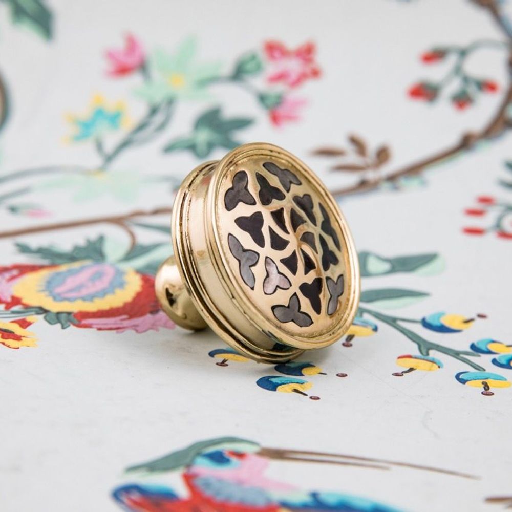 Round brass button with mother-of-pearl patterns - Decorative objects ...