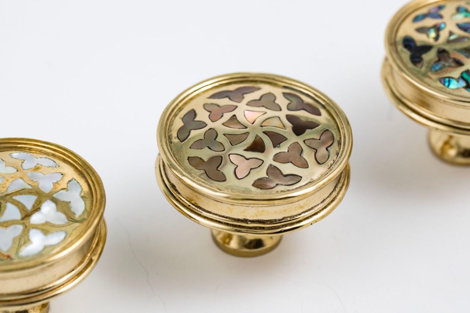 Round brass button with mother-of-pearl patterns - Decorative objects ...