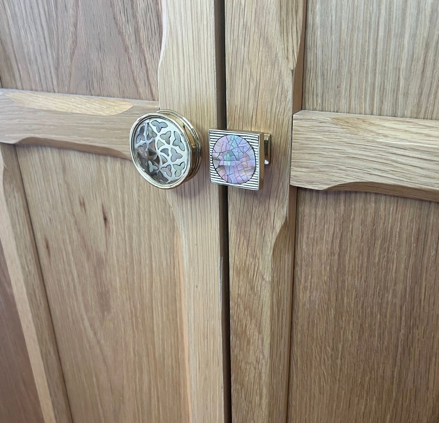 Round brass button with mother-of-pearl patterns - Decorative objects ...