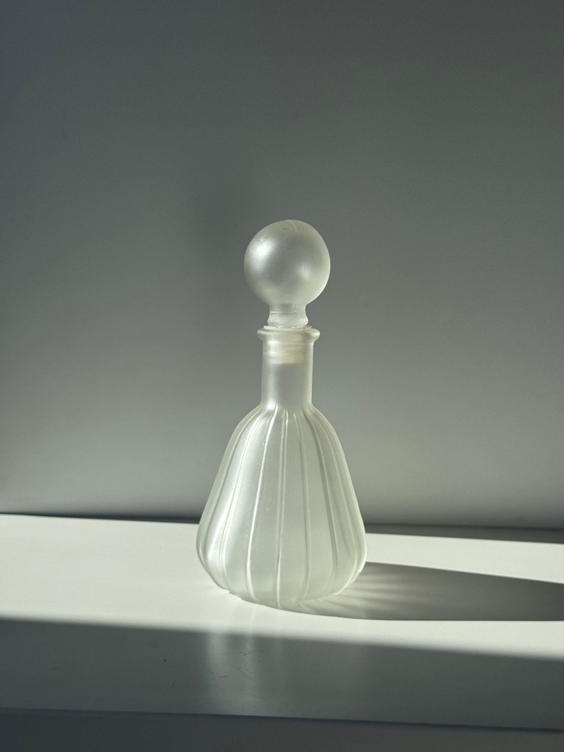 Flacon ancien vintage à bouchon rond H21 - Carafes - OFFICE OBJETS | MOM